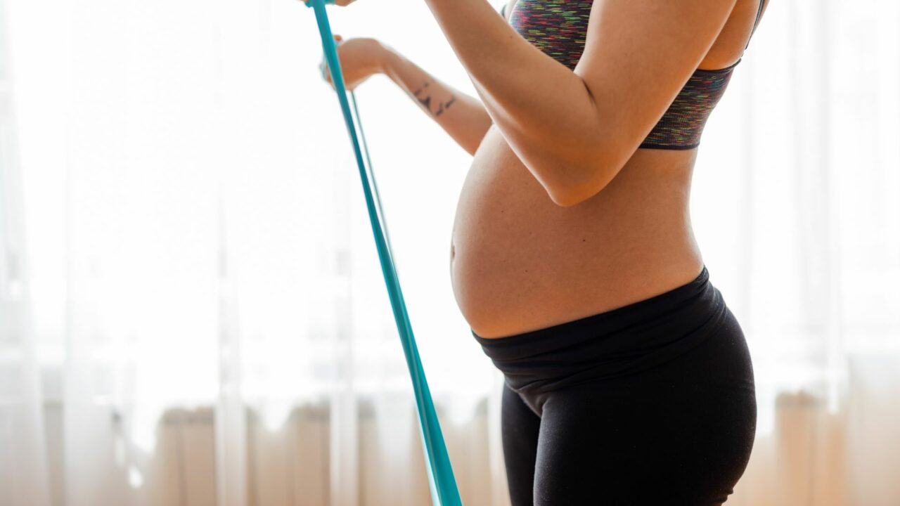 Olahraga Ibu Hamil Trimester 2 yang Bisa Mom Lakukan di Rumah