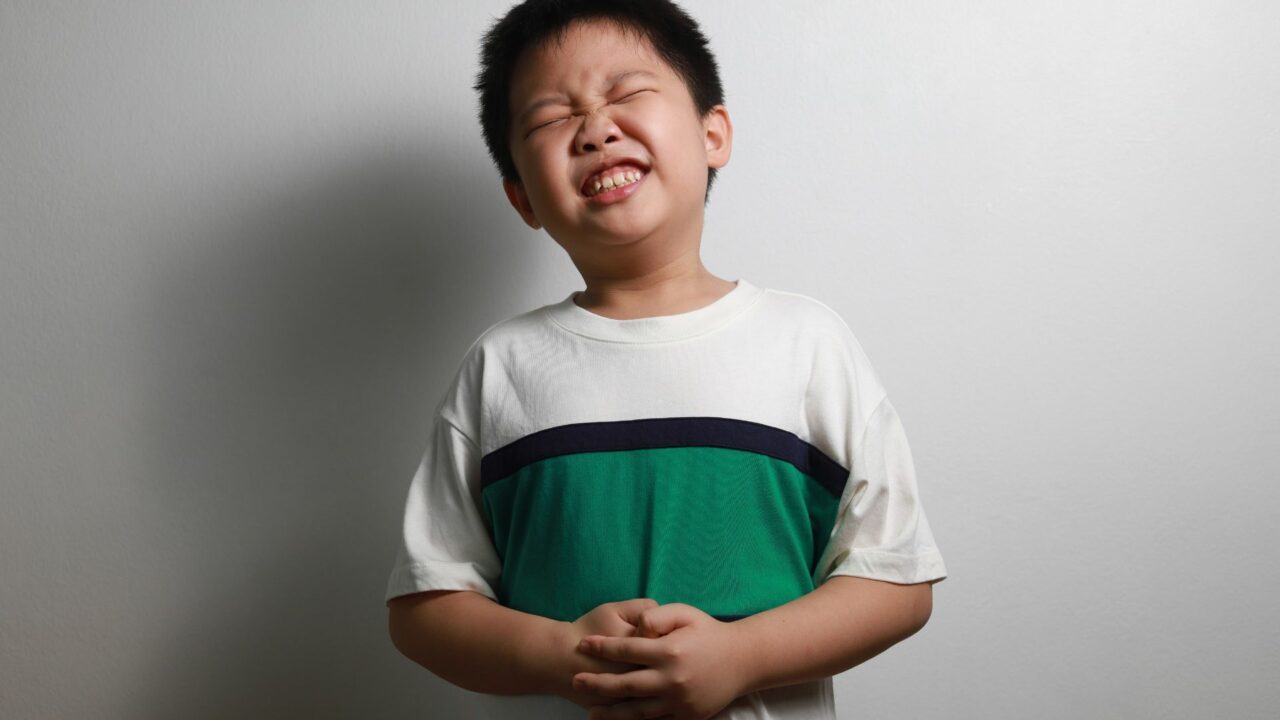Mengenal Berbagai Penyebab Sakit Perut pada Anak dan Solusinya!