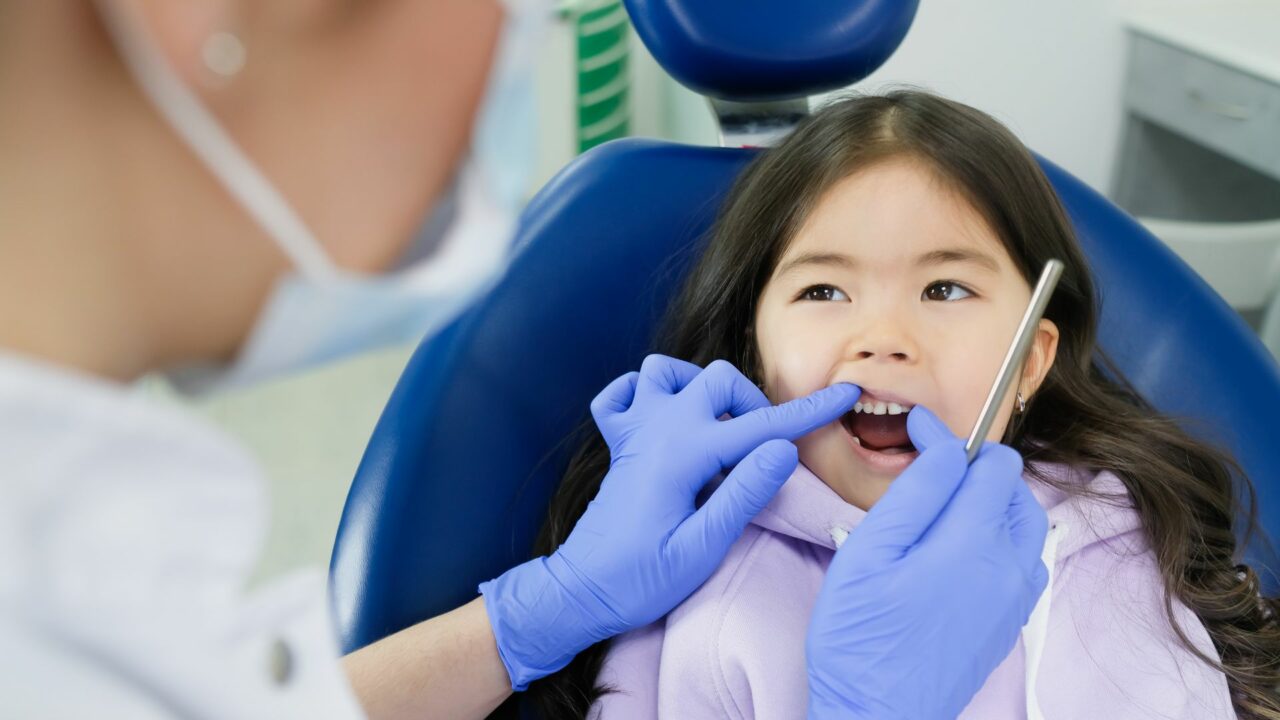 Ciri-Ciri Anak Tumbuh Gigi Geraham yang Sering Bikin Mom Bingung